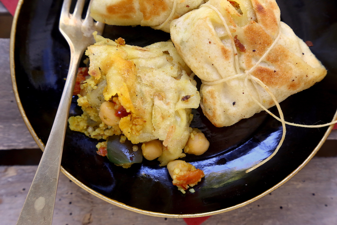 La ricetta dei fagotti di carasau con couscous, pomodori, melanzane e ...