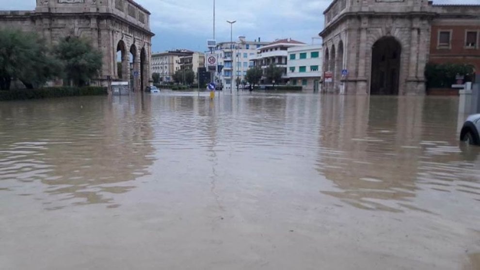 Un nubifragio colpisce Livorno. Le vittime sono 7, distrutta un'intera ... Un nubifragio colpisce Livorno. Le vittime sono 7, distrutta un'intera ...